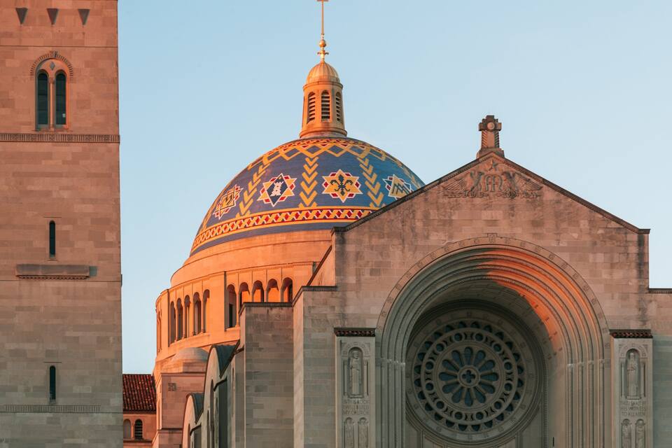 Uma igreja com uma cúpula grande e uma torre alta.