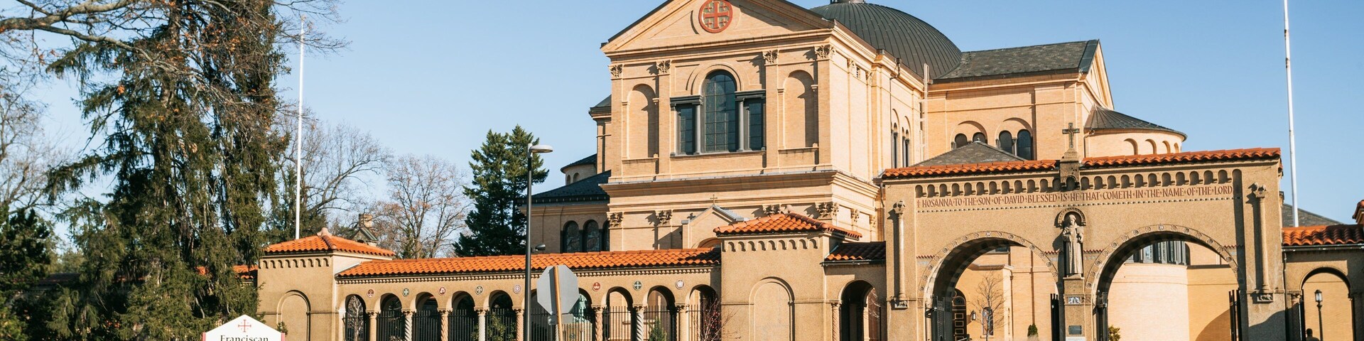 Uma igreja histórica com cúpula e entrada em arco.