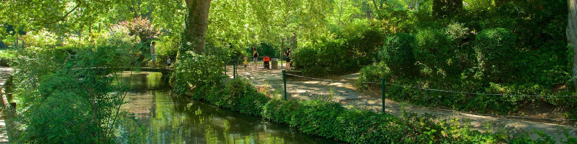 Jardin des Plantes que inclui um jardim e um rio ou córrego