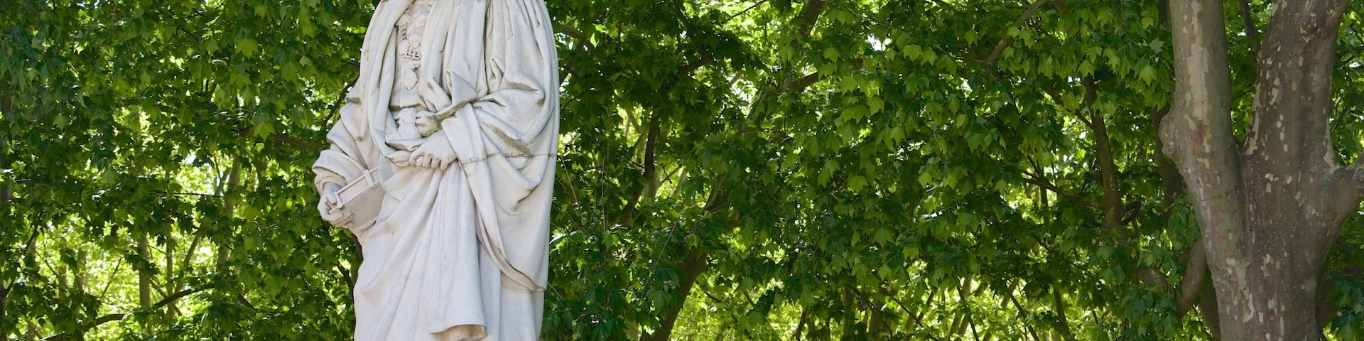 Place des Quinconces caracterizando uma estátua ou escultura e um parque