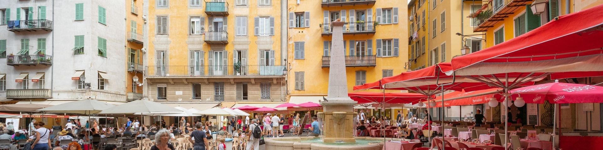 Place Rossetti featuring outdoor eating and a fountain as well as a small group of people