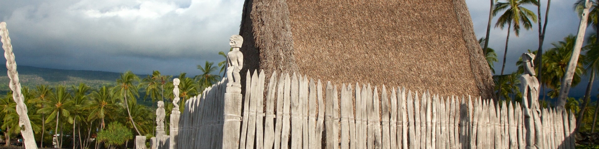 Pu\'uhonua o Honaunau National Historical Park mostrando cenas tropicais e paisagens litorâneas
