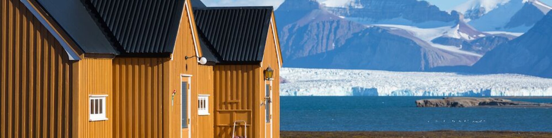 Ny Ålesund in the Kongsfjord (Kings Bay) is the world’s northernmost research settlement.