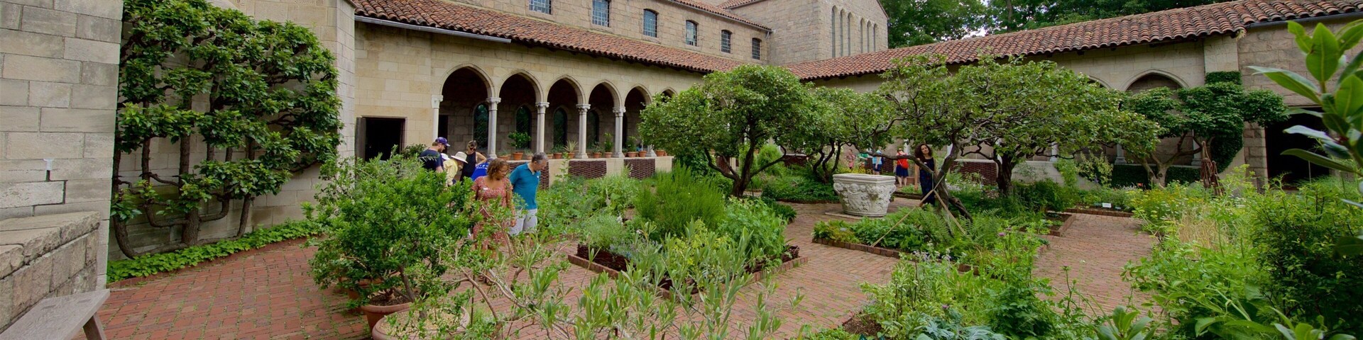 The Cloisters mostrando um jardim e elementos de patrimônio