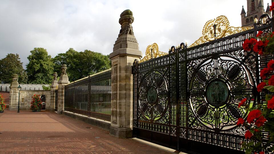 Peace Palace which includes chateau or palace and heritage architecture