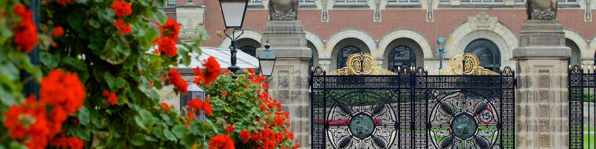 Palácio da Paz caracterizando um pequeno castelo ou palácio, flores e arquitetura de patrimônio