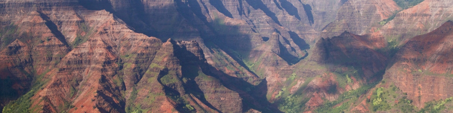 Waimea Canyon mostrando paisagem e um desfiladeiro ou canyon