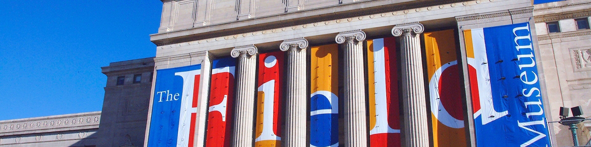 Edifício do Museu Field com grandes faixas e colunas clássicas.