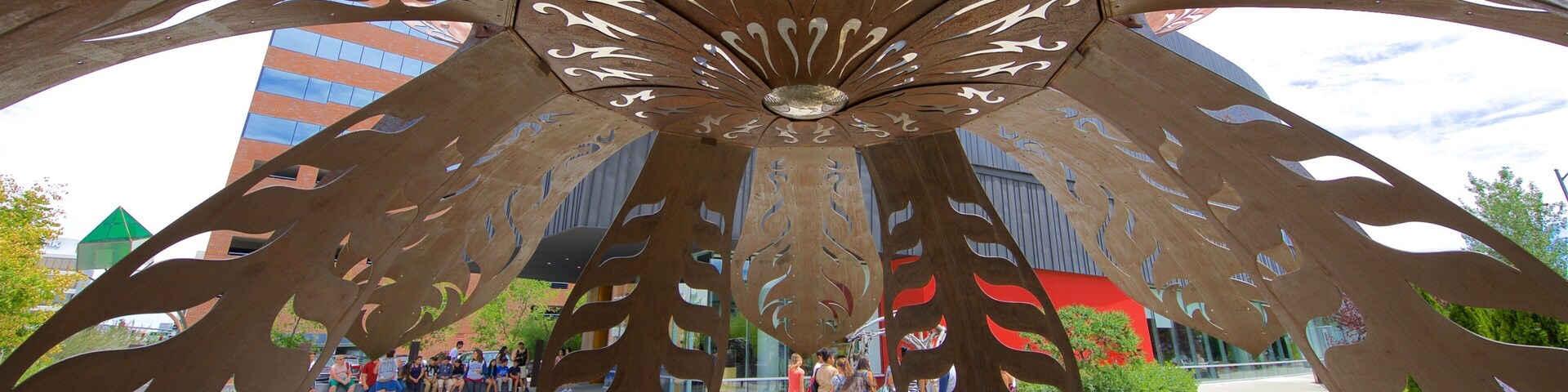 Nevada Historical Society mostrando uma praça ou plaza e arte ao ar livre assim como um pequeno grupo de pessoas