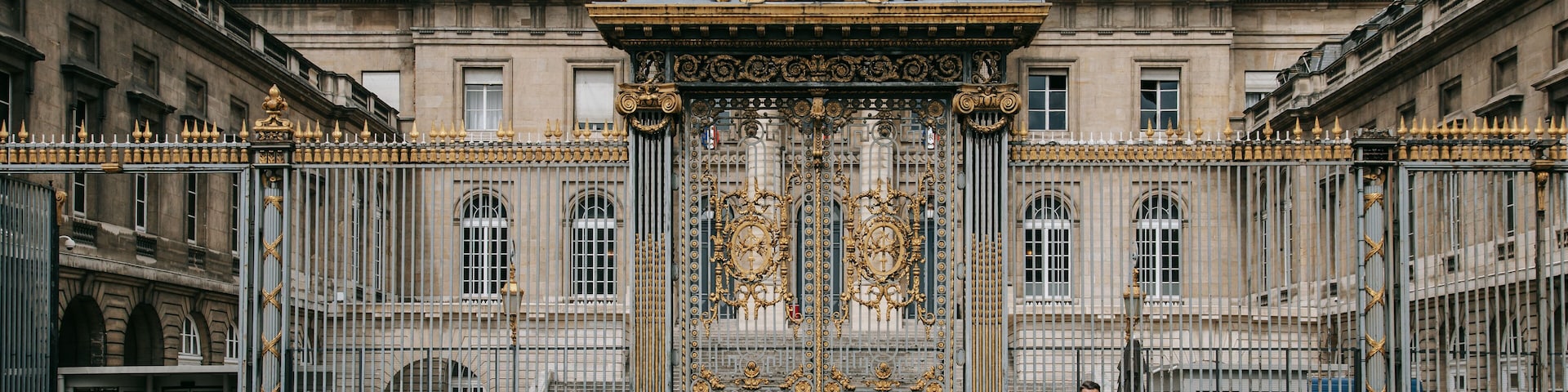 Sainte-Chapelle featuring street scenes and heritage architecture