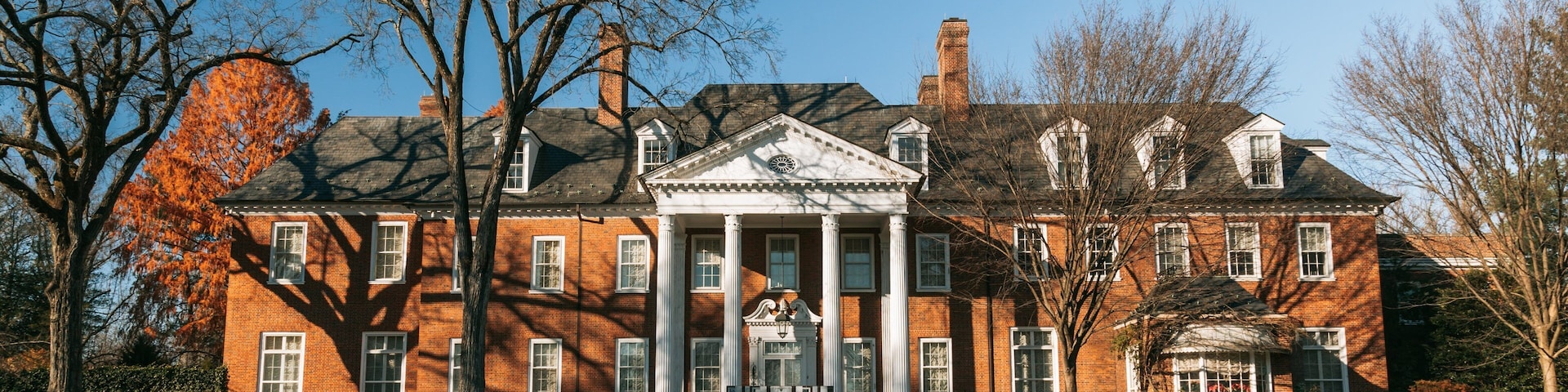 Hillwood Estate, Museum & Gardens featuring heritage architecture and a house