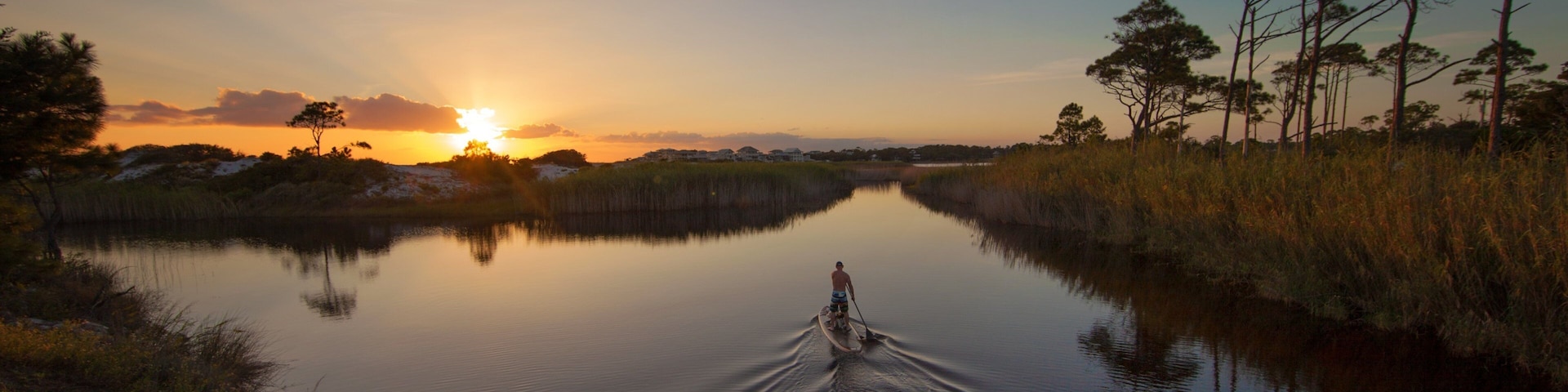 Grayton Beach que inclui um pôr do sol e esportes aquáticos