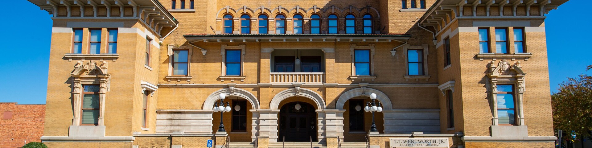 Downtown featuring heritage architecture