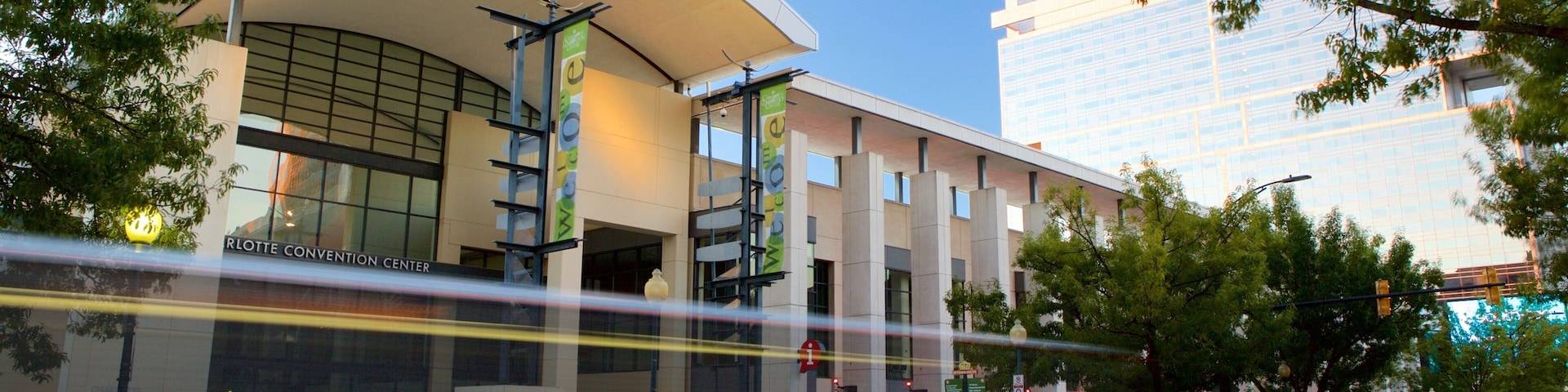 Um edifício moderno com telhado curvo e uma placa com a inscrição "RLOTT CONVENTION CENTER".
