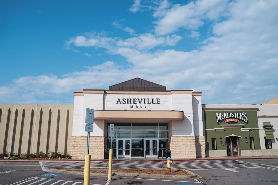 Exterior do Asheville Mall, com a loja McAlister's Deli.