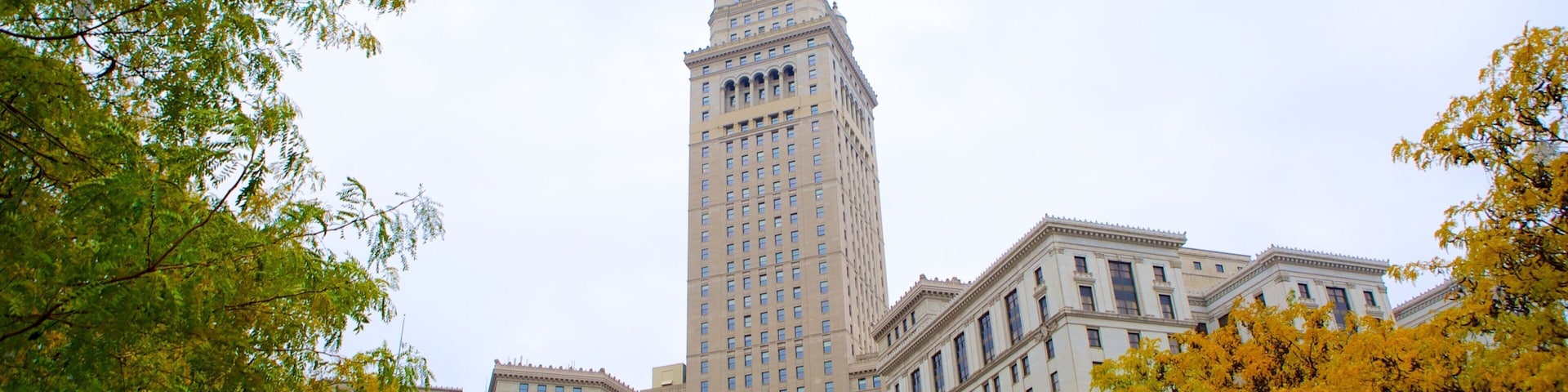 Terminal Tower mostrando arquitetura de patrimônio, um arranha-céu e uma cidade