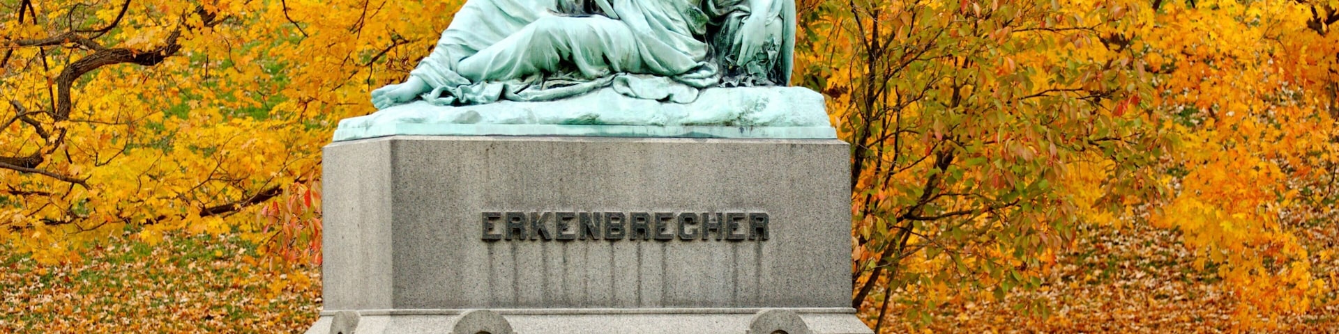 Spring Grove Cemetery que inclui uma estátua ou escultura, um cemitério e cores do outono