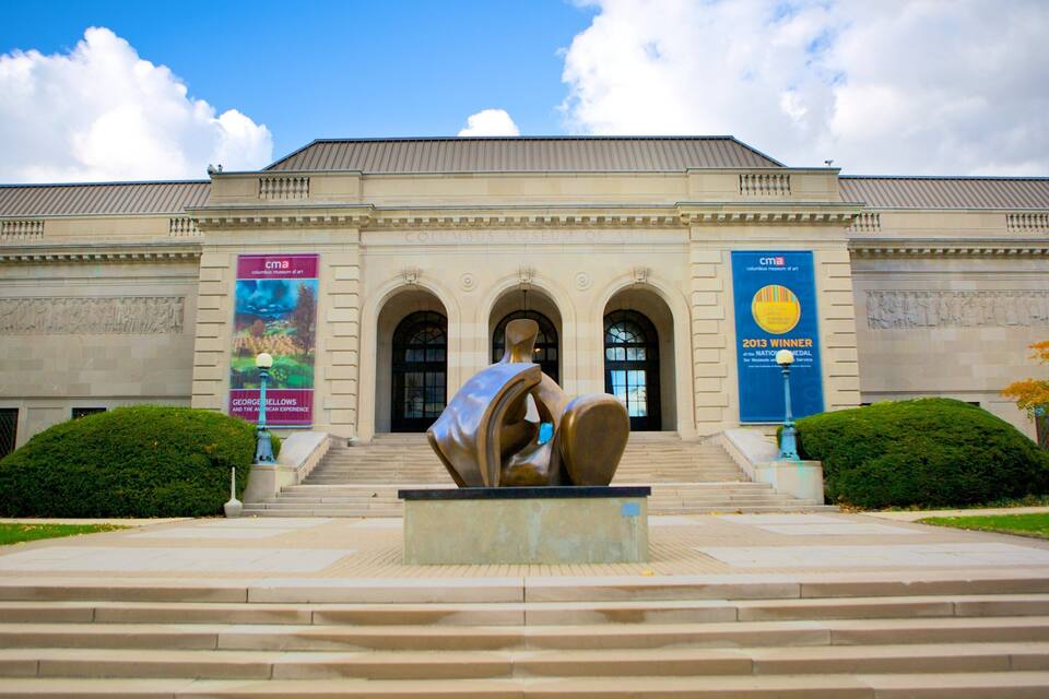 Museu de Arte de Columbus com uma escultura em frente.