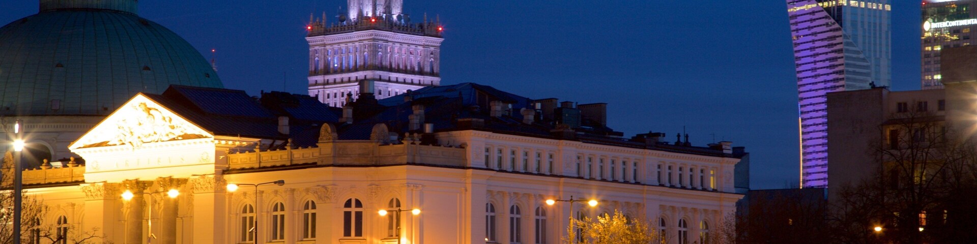 Pilsudski Square caracterizando cenas noturnas e uma cidade