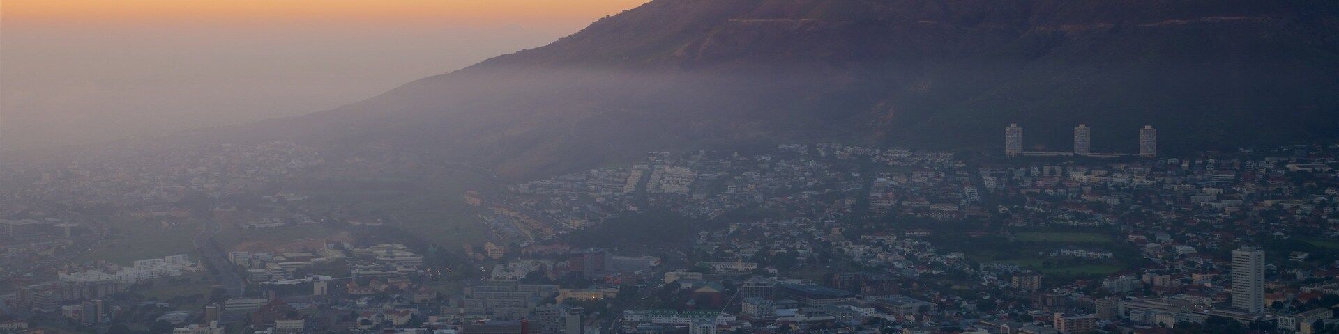 Devils Peak mostrando uma cidade