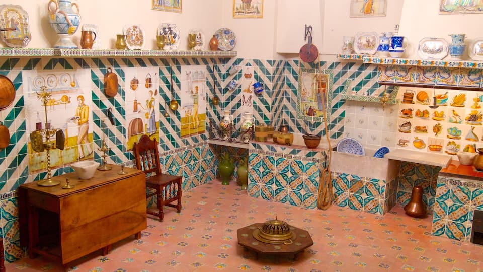 Quarto com paredes de azulejos coloridos, um armário de madeira e diversos objetos decorativos.