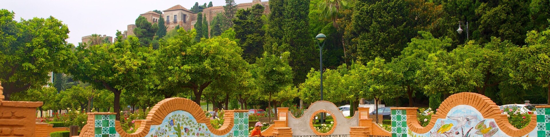 Um parque com lago, paredes azulejadas e árvores.
