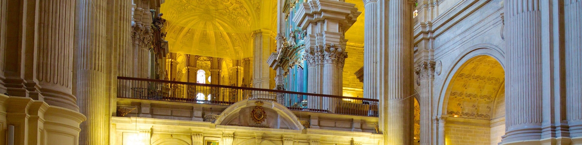 Catedral de Málaga caracterizando vistas internas, elementos religiosos e uma igreja ou catedral