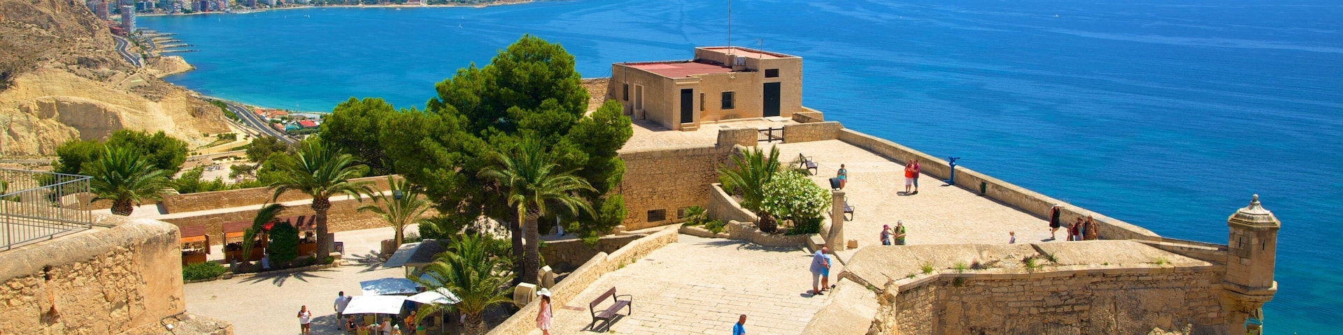 Castle of Santa Barbara mostrando elementos de patrimônio, paisagens litorâneas e um castelo