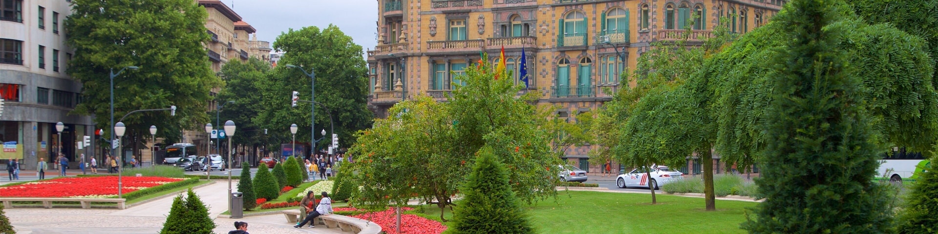 Plaza Moyua showing heritage architecture, flowers and a garden