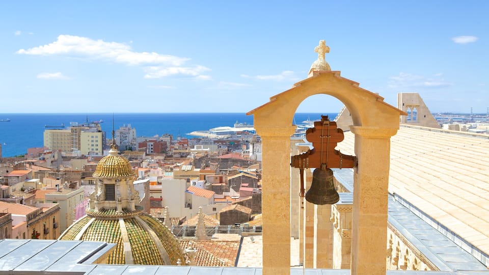 Catedral de Tarragona caracterizando uma cidade e uma cidade litorânea