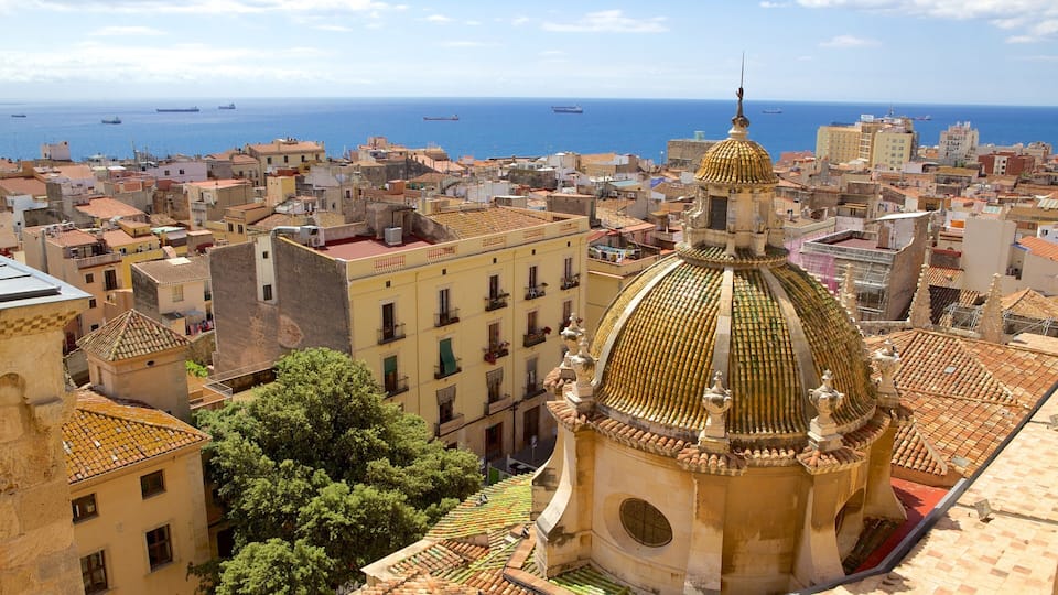 Catedral de Tarragona caracterizando paisagem, uma cidade litorânea e uma cidade