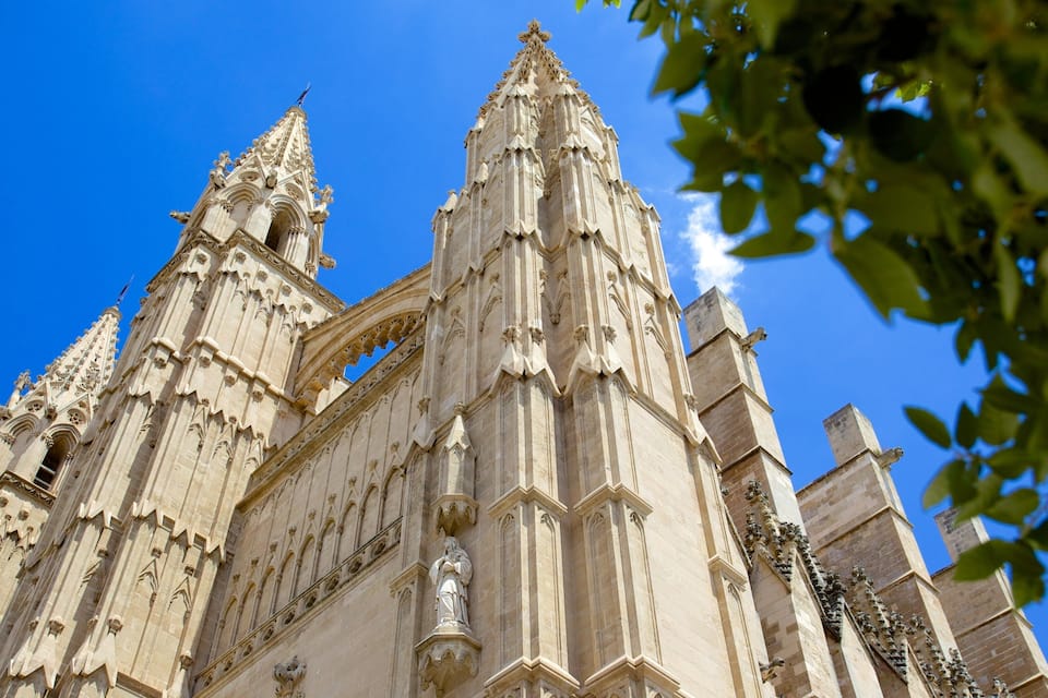 Uma catedral gótica com esculturas em pedra detalhadas e arcos ogivais.