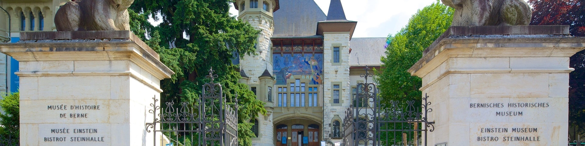 Museu Histórico de Berna caracterizando cenas de rua, uma estátua ou escultura e arquitetura de patrimônio