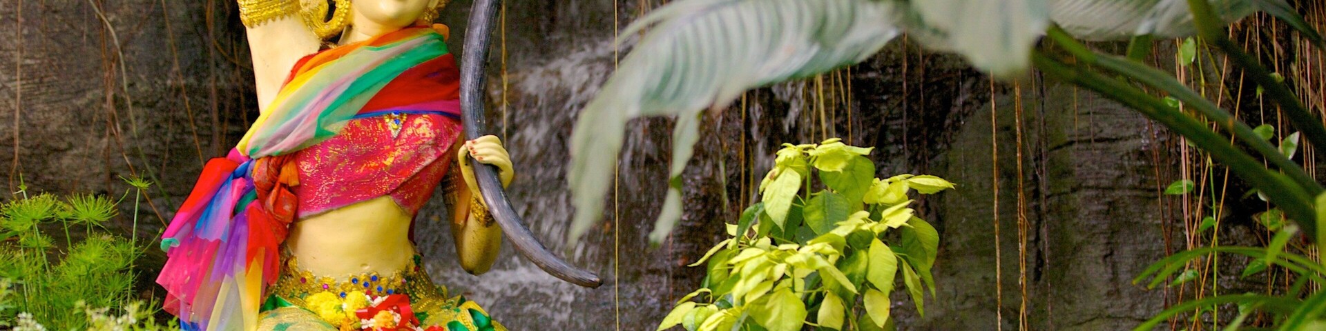 Wat Saket que inclui uma estátua ou escultura e um parque