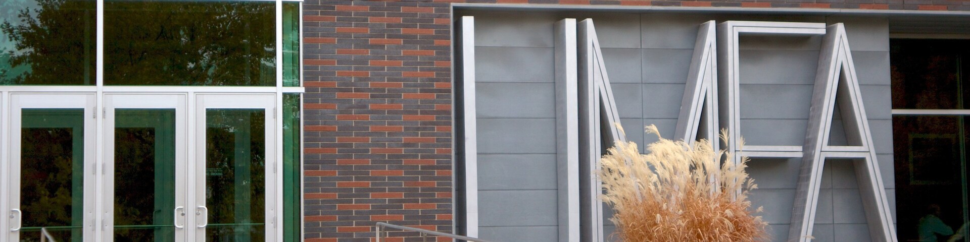 Utah Museum of Fine Art mostrando sinalização e arte