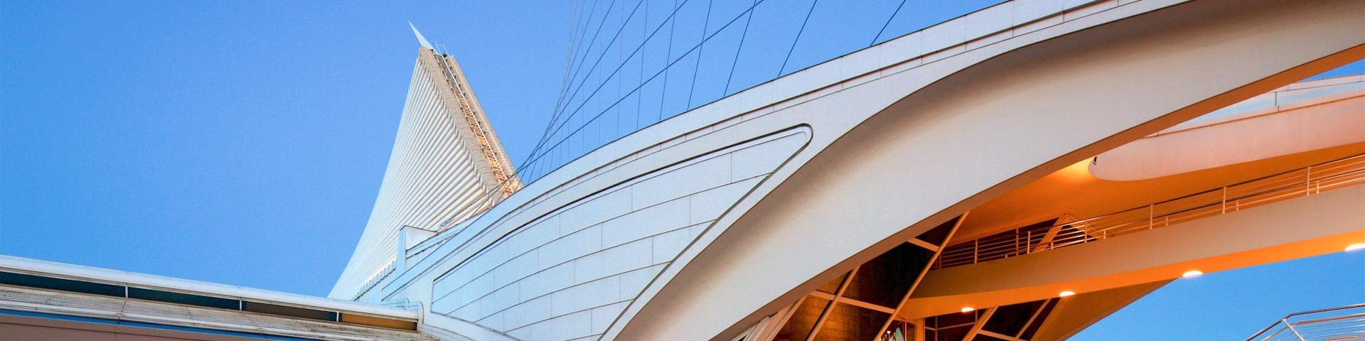Milwaukee Art Museum caracterizando arquitetura moderna e cenas noturnas
