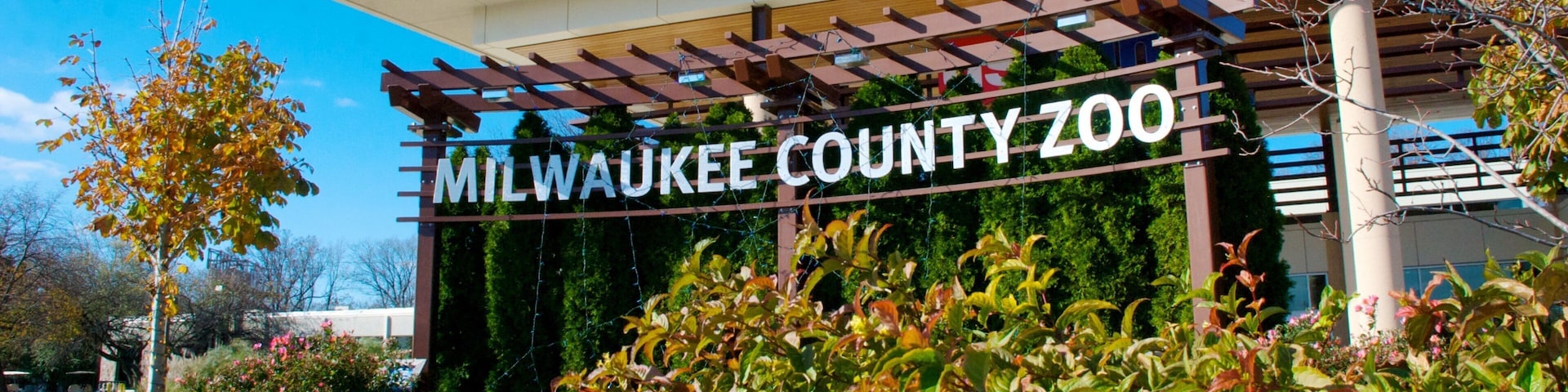 Milwaukee County Zoo showing a park, signage and zoo animals