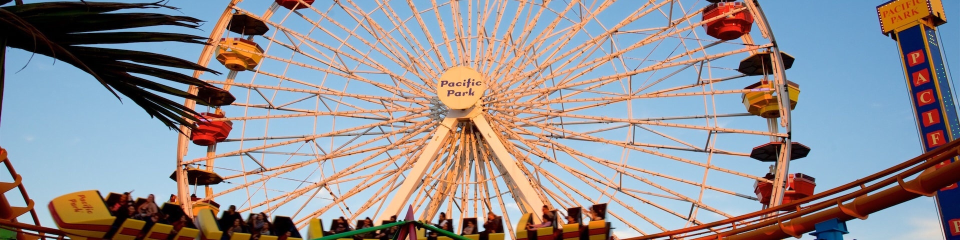 Uma grande roda gigante com cabines identificadas como