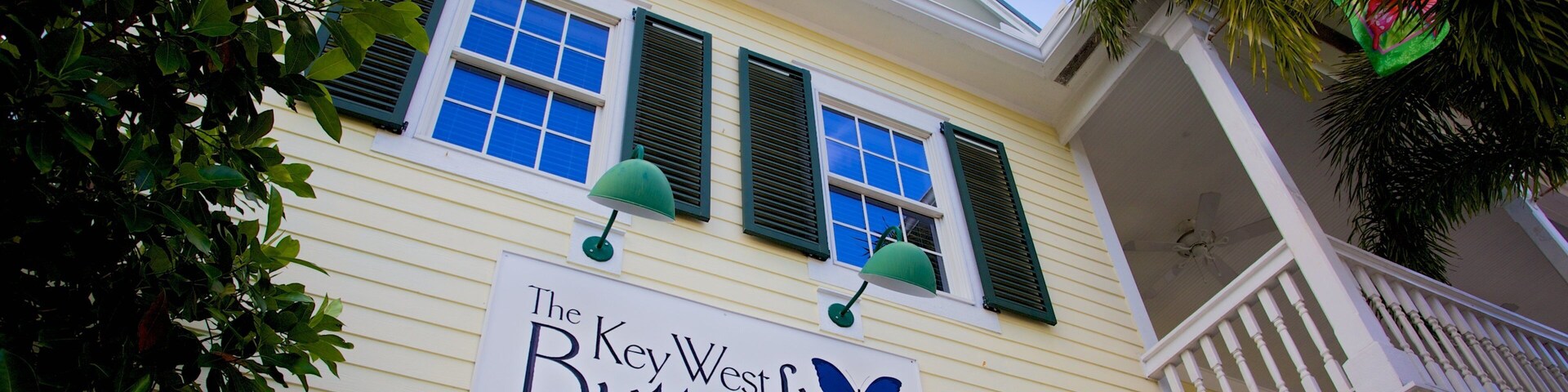 Um edifício com uma placa que diz "The Key West Butterfly & Nature Conservatory".