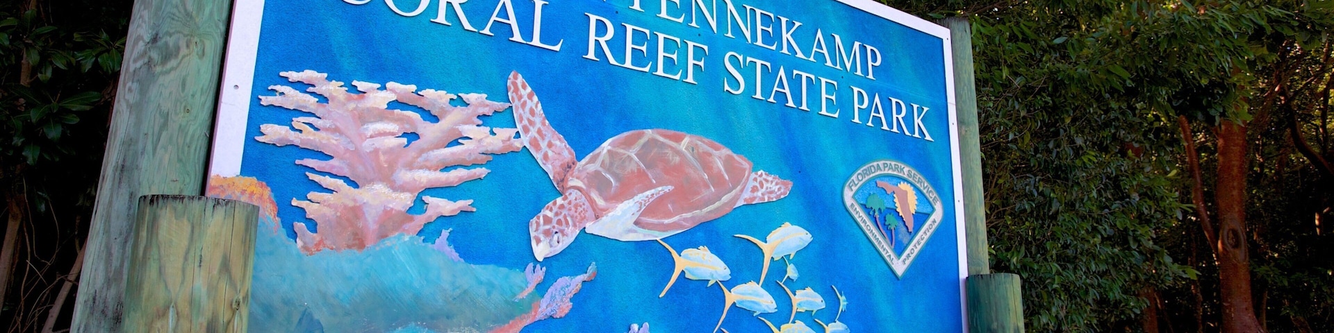 Placa para o Parque Estadual de Reef de Coral John Pennekamp, com ilustração de uma tartaruga e vida marinha.