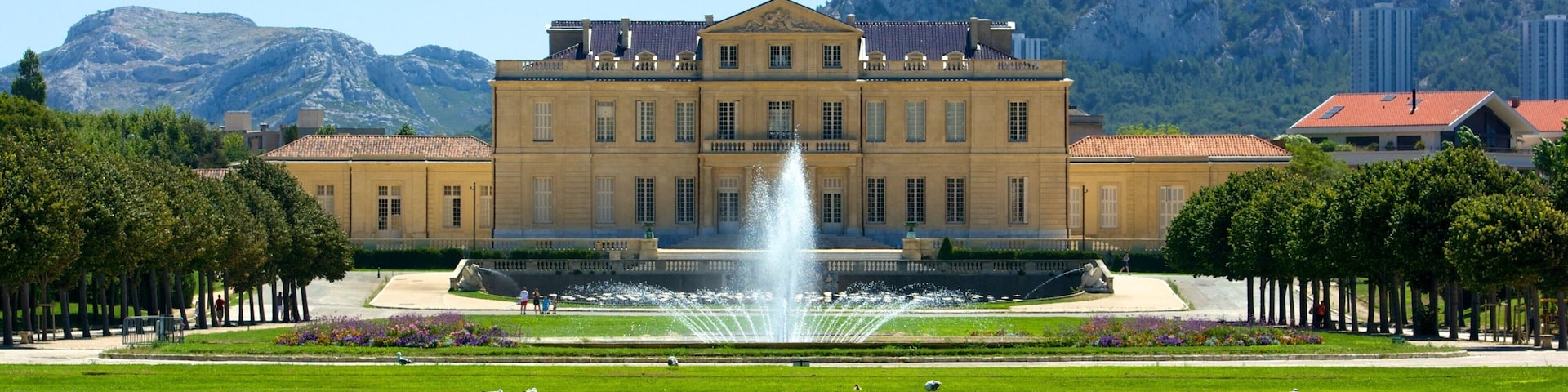 8th Arrondissement featuring a fountain, a pool and a park