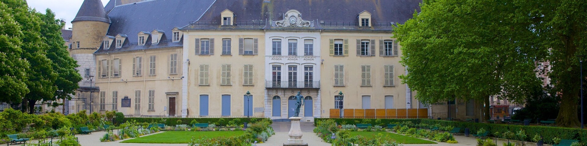 Jardin de Ville showing heritage architecture and a park