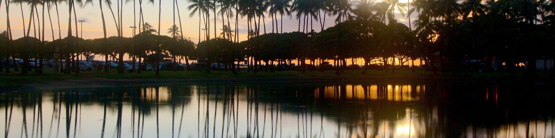 Ala Moana Beach Park que inclui paisagens litorâneas e um pôr do sol