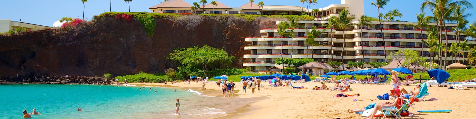 Kaanapali Beach which includes swimming, a hotel and a sandy beach