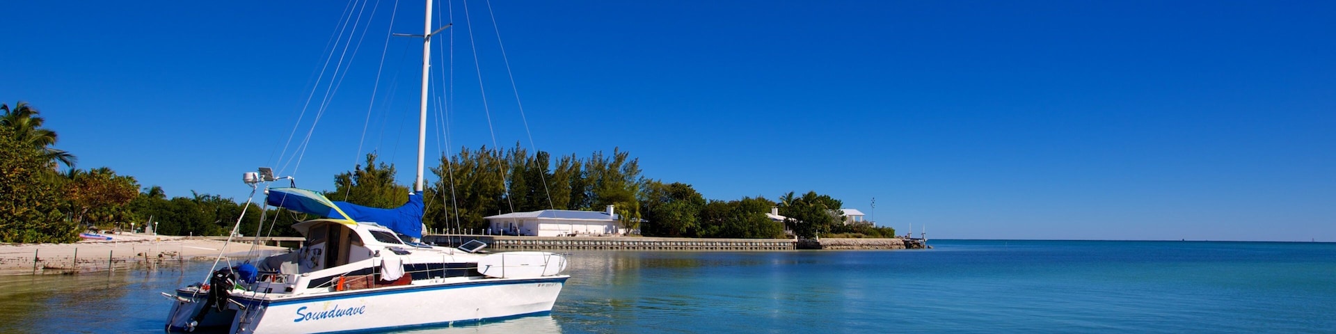 Sombrero Beach que inclui uma praia e paisagens litorâneas