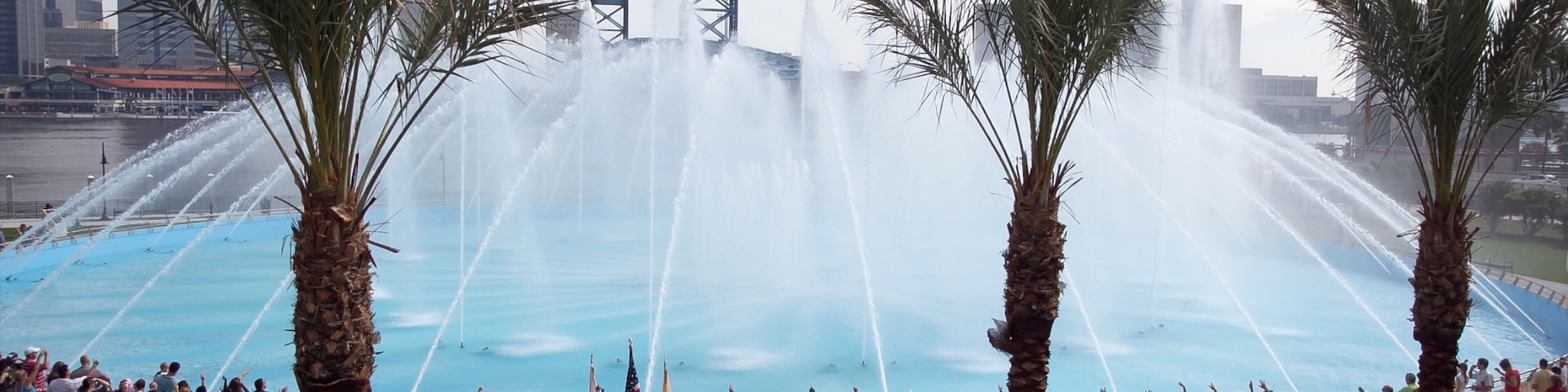 Friendship Park caracterizando uma fonte assim como um grande grupo de pessoas