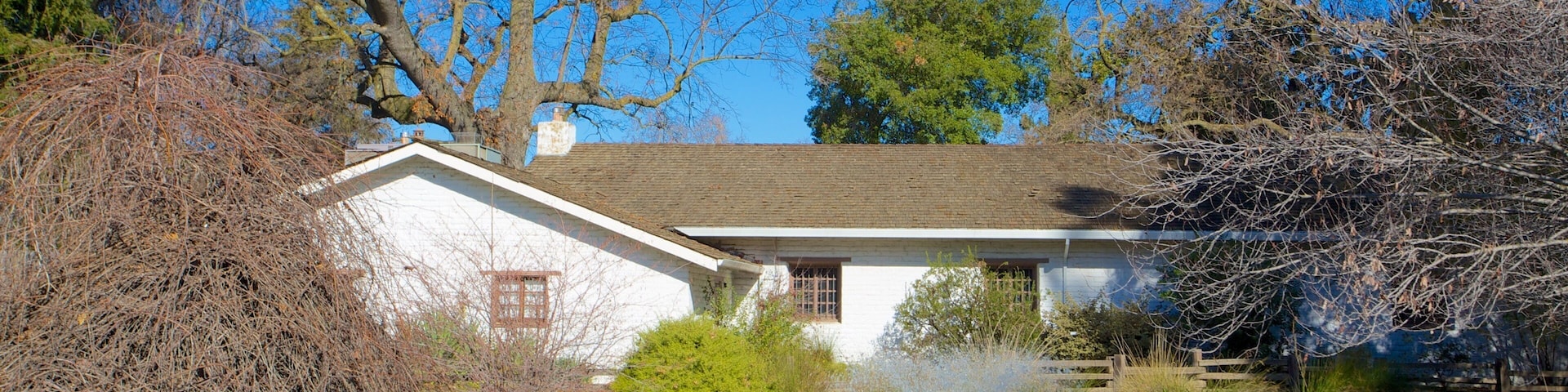 State Indian Museum featuring a house and a fountain