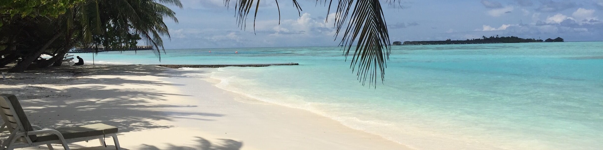 Amazing blue water at 30 degrees. We have seen eagle rays just snorkeling here, very quiet and peaceful place, and so beautiful... 
#beachbound
