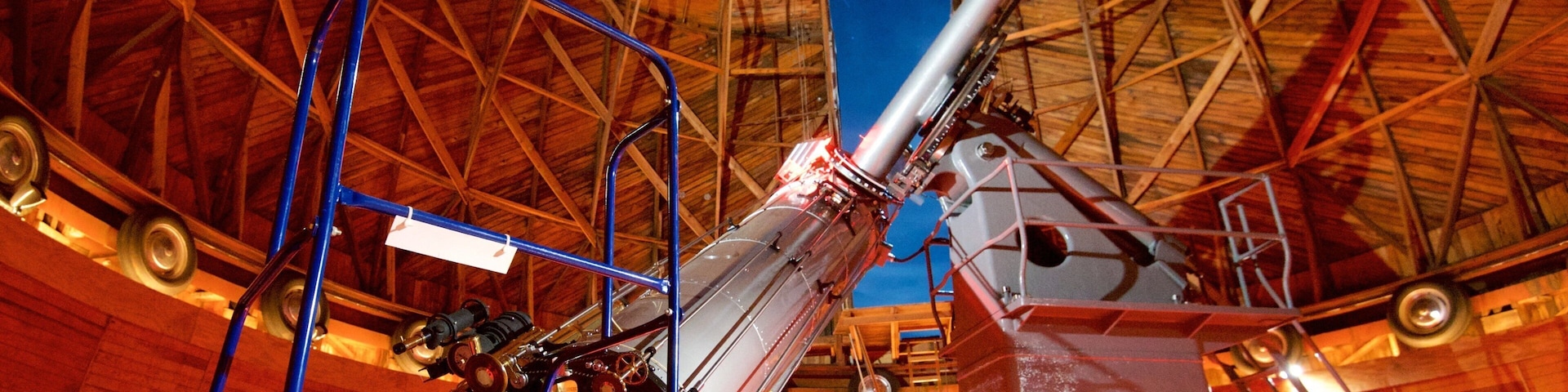 Lowell Observatory que inclui um observatório, vistas internas e cenas noturnas