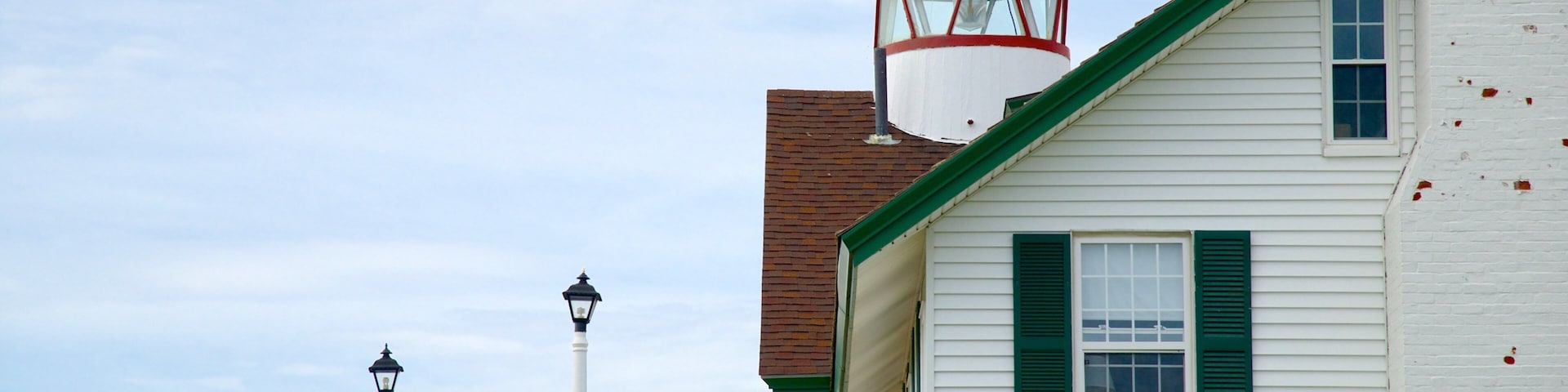 Bass River Lighthouse showing a house and a lighthouse